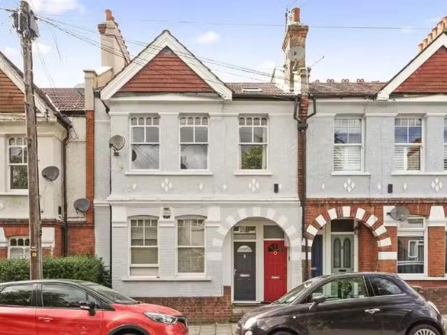 Maisonette for sale in Salterford Road, London, SW17 Ref 2265.