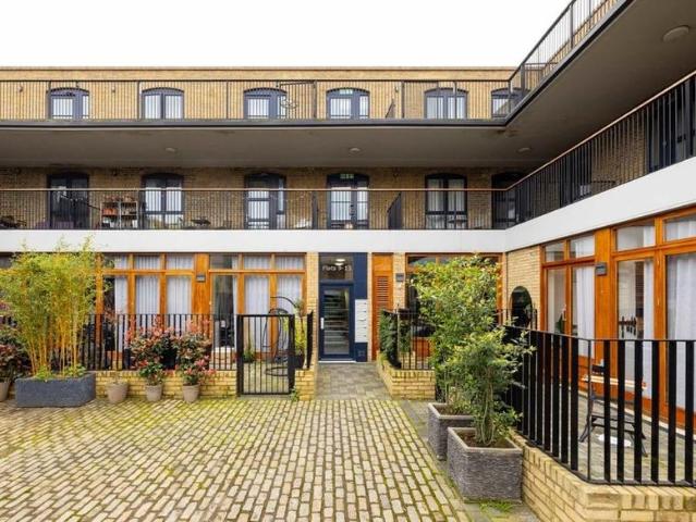 Maisonette for sale in Tooting High Street, London, SW17 Ref.