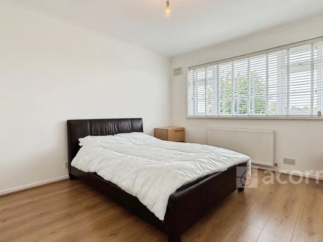 Maisonette to rent Dalmeny Road, Erith, DA8