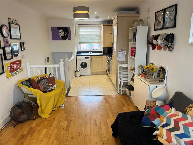 Maisonette to rent in Holstein Avenue, Weybridge, KT13 | Leaders