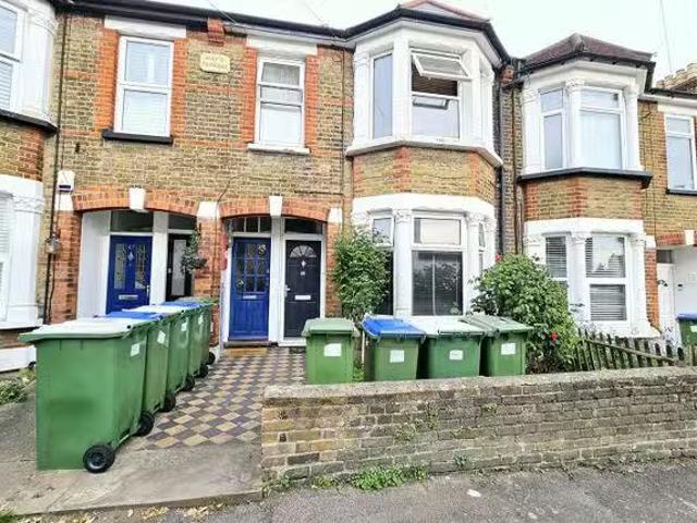Maisonette to rent in Hawthorn Road, Bexleyheath DA6