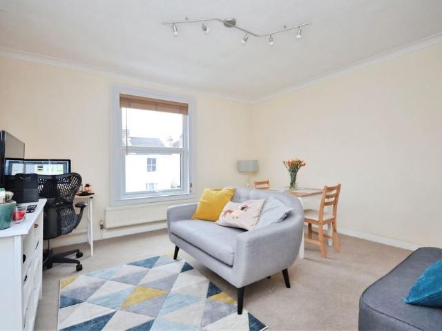 Maisonette to rent Napier Road, Bromley, BR2
