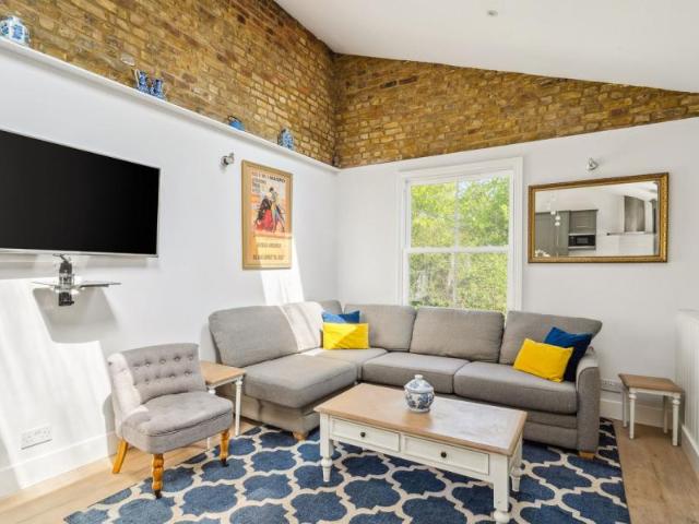 Maisonette to rent with 3 bedrooms, Lyric Road, London