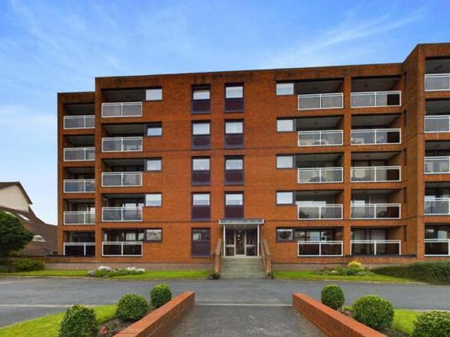 Majestic, Clifton Drive North, 2 Bedroom Apartment