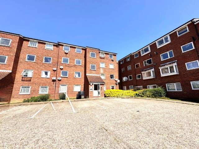 Makepeace Road, Northolt, Middlesex, UB5 2 bed flat to rent £1,550 pcm £358 pw