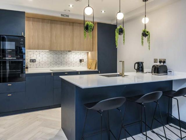Makers Yard, London SW6 2 bed flat to rent £3,200 pcm £738 pw