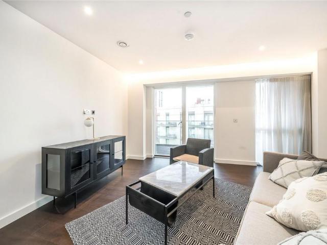Malthouse Road, London SW11 2 bed flat to rent £3,900 pcm £900 pw