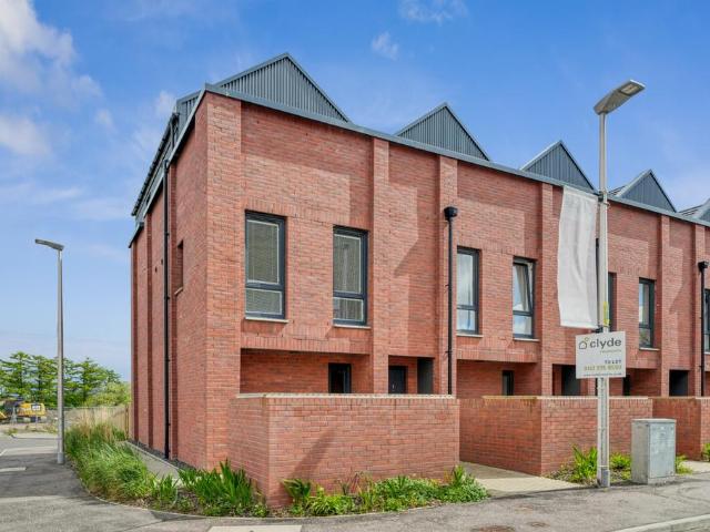 Maltings Wynd, Dundashill, Glasgow. 3 bed townhouse to rent £1,695 pcm £391 pw
