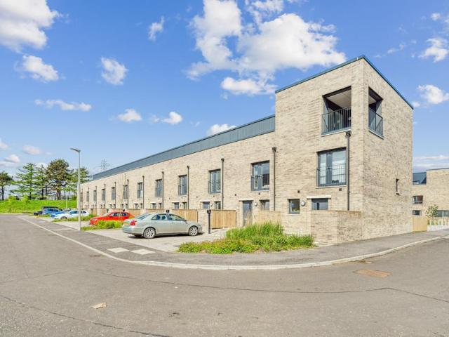 Maltings Wynd, Dundashill, Glasgow. 3 bed townhouse to rent £1,695 pcm £391 pw
