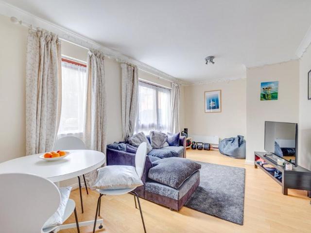 Maltings Place, Fulham, SW6 2 bed apartment to rent £2,450 pcm £565 pw