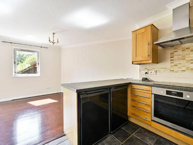 Maltings Place, Sands End, London, SW6 2 bed flat to rent £2,050 pcm £473 pw