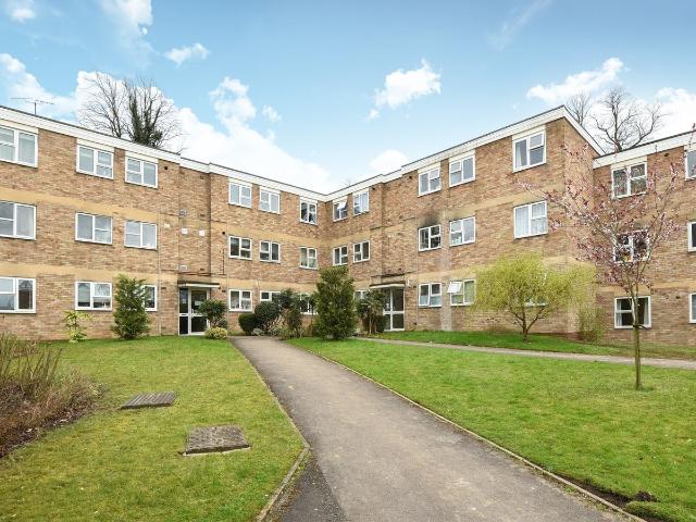 Malvern Court, Reading RG1, 2 bed flat to rent, £1,400 pcm | PrimeLocation