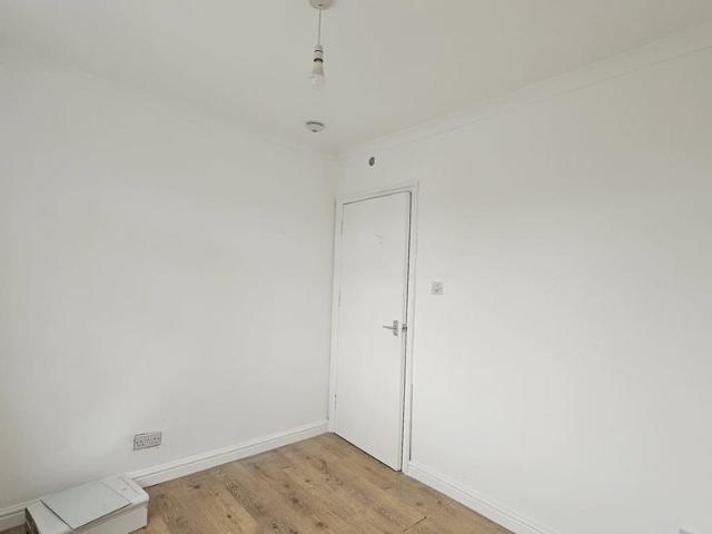 Malvern Road, Hornchurch RM11 2 bed flat to rent £1,800 pcm £415 pw