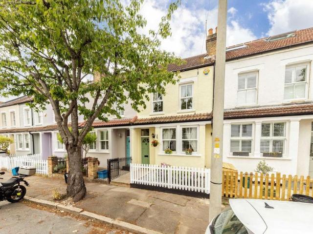 Malvern Road, Hampton TW12 2 bed terraced house to rent £2,395 pcm £553 pw