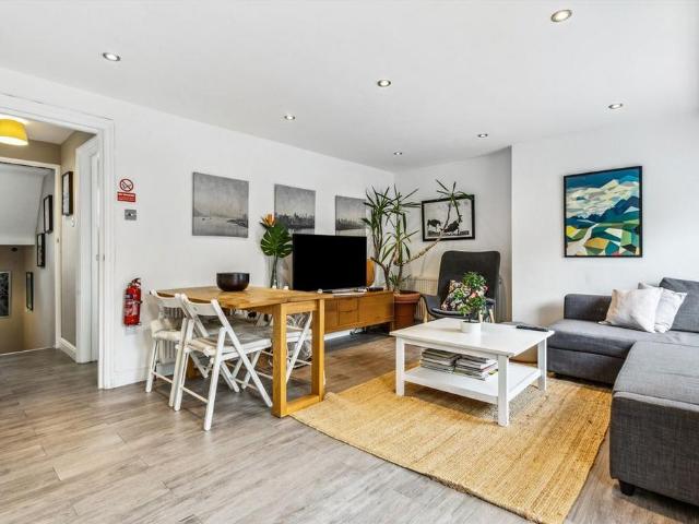 Malvern Road, London NW6 2 bed flat to rent £2,899 pcm £669 pw