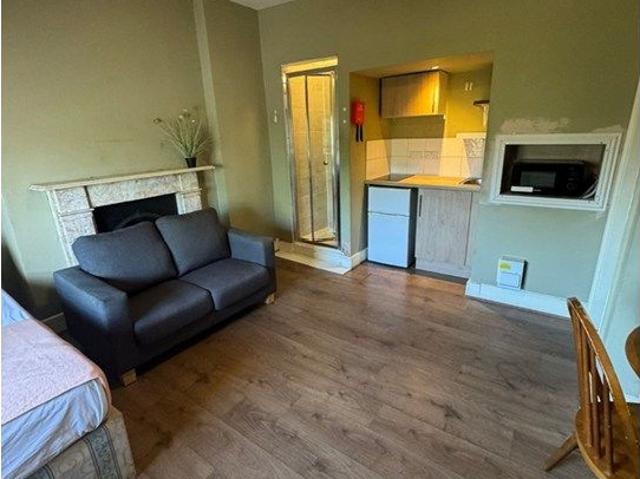 Malwood Road, London SW12, Room to rent, £693 pcm | PrimeLocation