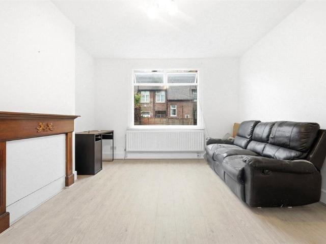 Malam Gardens, London, E14 3 bed terraced house to rent £2,800 pcm £646 pw