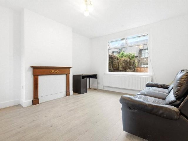 Malam Gardens, London, E14 3 bed terraced house to rent £2,800 pcm £646 pw