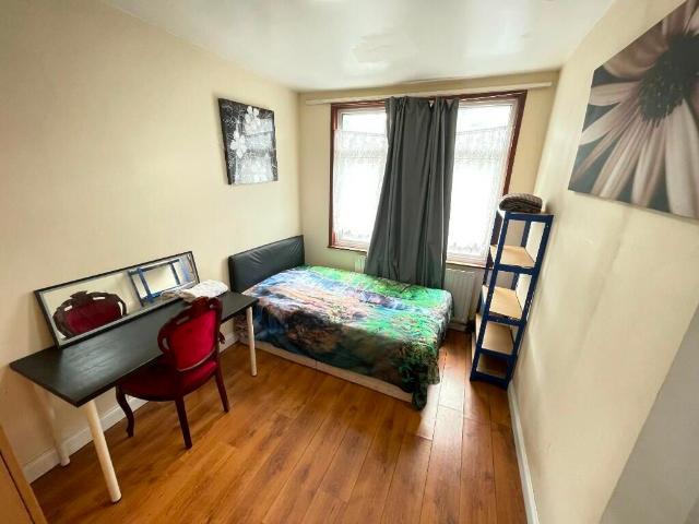 Malam Gardens, London E14, 4 bed terraced house to rent, £3,600 pcm | PrimeLocation