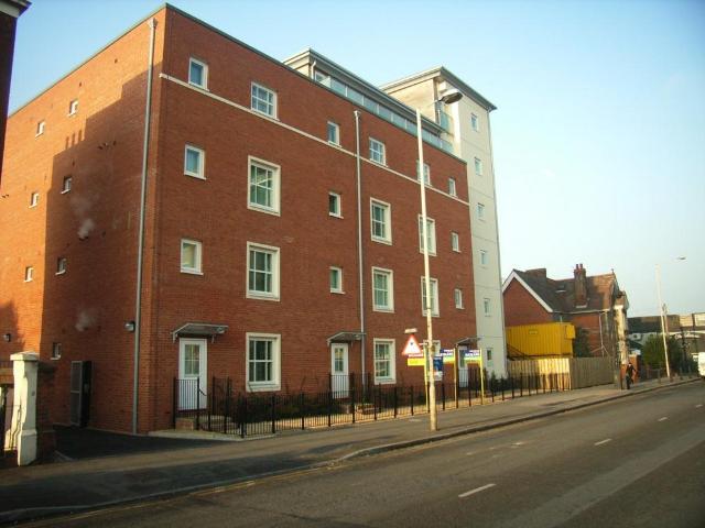 Malcolm Place, Caversham Road. 2 bed penthouse to rent £1,395 pcm £322 pw