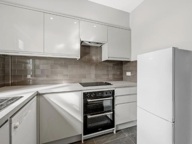 Malden Road, Worcester Park, KT4 7NL 2 bed flat to rent £1,995 pcm £460 pw