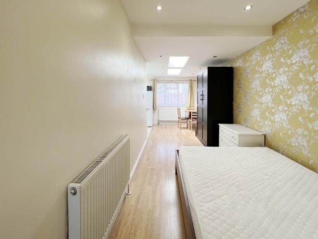 Malden Way, New Malden KT3, Room to rent, £1,100 pcm | PrimeLocation