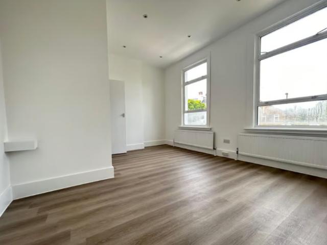 Malden Way, New Malden KT3, 2 bed flat to rent, £1,899 pcm | PrimeLocation