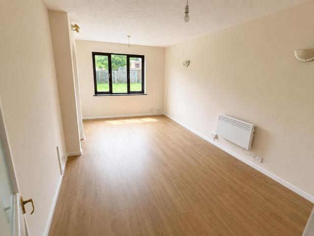 Maldon Close, London, E15 2 bed flat to rent £2,500 pcm £577 pw