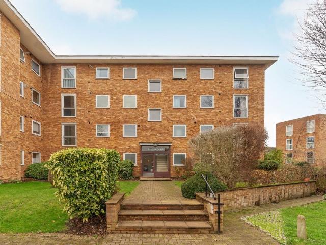 Maldon Road, Wallington SM6, 2 bed flat to rent, £1,900 pcm | PrimeLocation