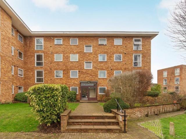 Maldon Road, Wallington, SM6 2 bed flat to rent £1,900 pcm £438 pw