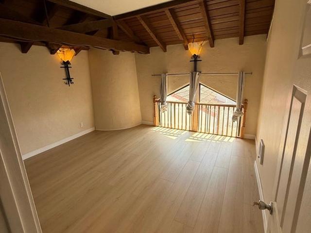 Male_identifying Private room private bathroom in