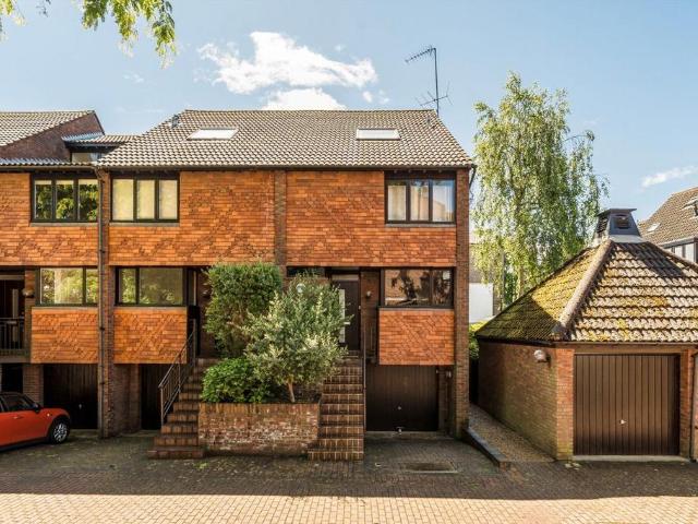 Mallard Place, Strawberry Hill TW1 3 bed house to rent £4,000 pcm £923 pw