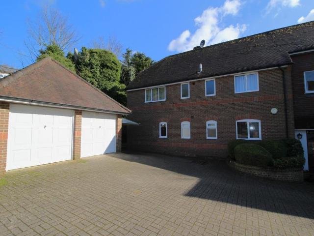 Malmerswell Road, High Wycombe, HP13 3 bed flat to rent £1,650 pcm £381 pw