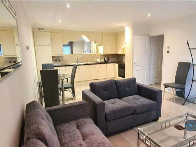 Malmesbury Road, London, E3 2 bed flat to rent £2,300 pcm £531 pw