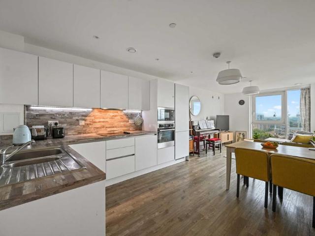 Malmo Tower, Bailey Street, London. 2 bed flat to rent £2,650 pcm £612 pw