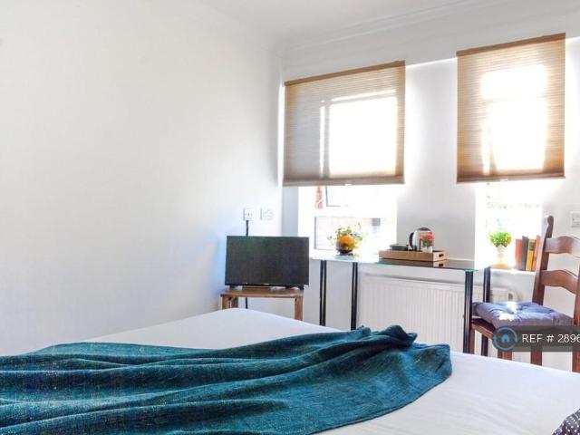 Mapesbury Road, London, NW2 Studio to rent £1,150 pcm £265 pw