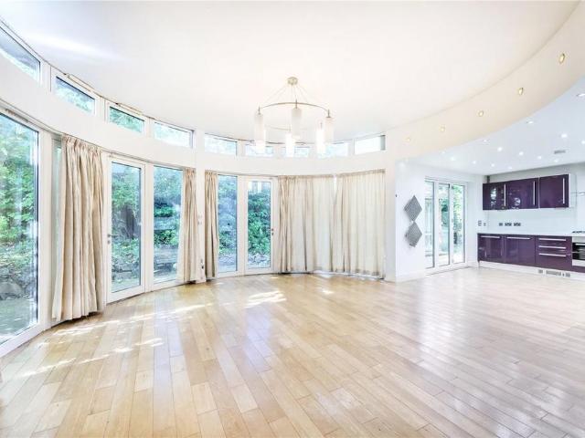 Mapesbury Road, London NW2 3 bed bungalow to rent £4,300 pcm £992 pw