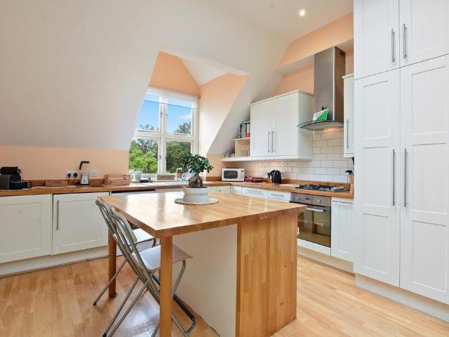 Mapesbury Road London NW2 3 bed flat to rent £3,000 pcm £692 pw