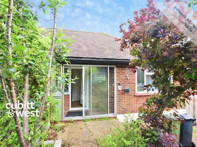 Maple Way, Coulsdon CR5 2 bed detached bungalow to rent £1,900 pcm £438 pw