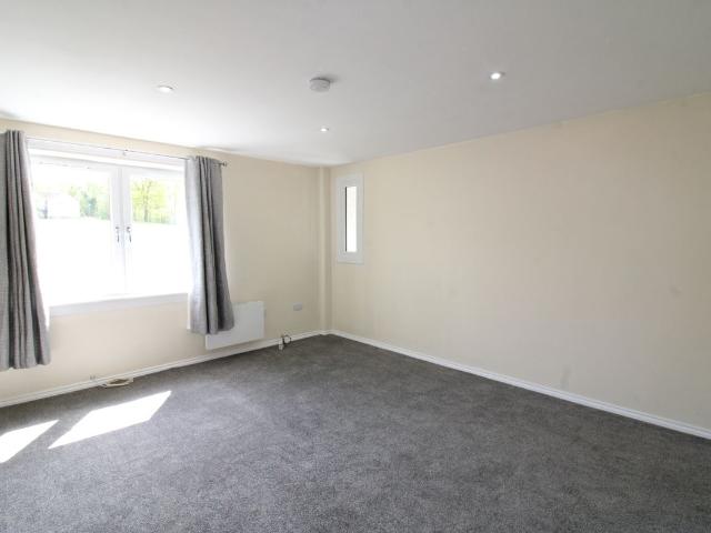 Maple Drive, Johnstone PA5, 2 bed flat to rent, £730 pcm | PrimeLocation