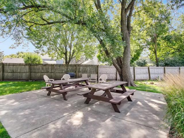 Maple Park Apartments 1 Bedroom Apartment for Rent at 1330 East Chicago Avenue, Naperville, IL 60540 Century Hill
