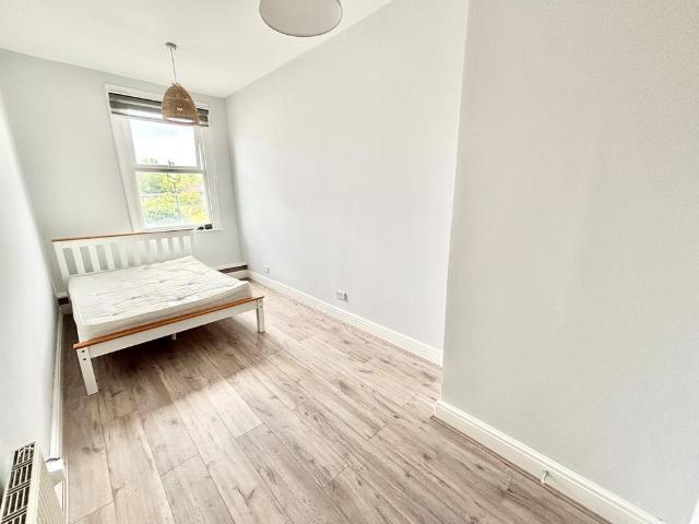 Maple Road, Penge Studio to rent £1,000 pcm £231 pw