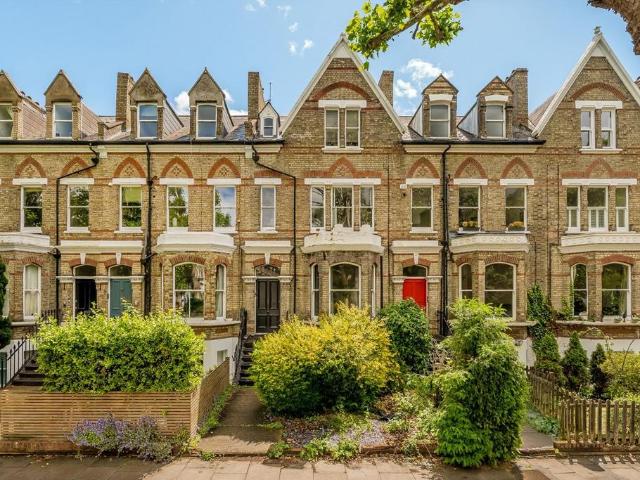 Maple Road, Surbiton KT6 2 bed flat £1,995 pcm £460 pw