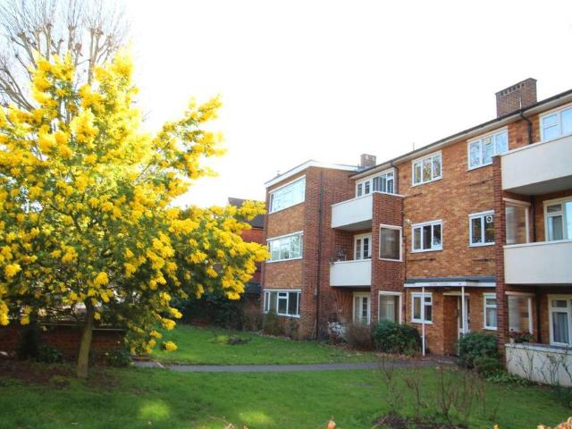 Maple Road, Surbiton KT6 3 bed flat to rent £2,340 pcm £540 pw
