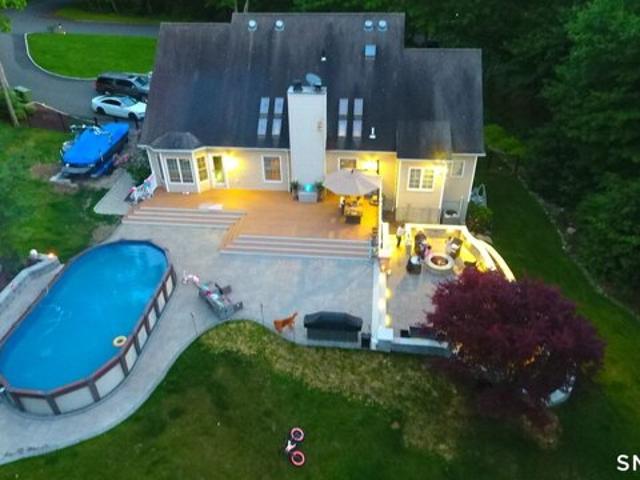 Maplecrest Dr, Danbury, Home For Sale
