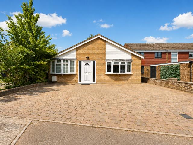 Maplefield, St. Albans AL2 4 bed bungalow to rent £2,750 pcm £635 pw