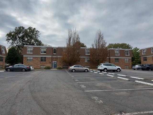 Mapleview & Pineview Aprtments 2 Bedroom Apartment for Rent at 909 S Mattis Ave, Champaign, IL 61821