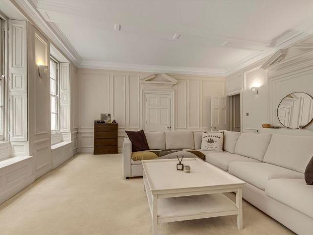 Martin Lane, London EC4R 1 bed flat to rent £3,500 pcm £808 pw