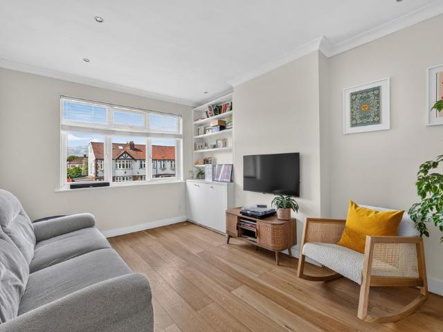 Martin Way, Morden SM4 2 bed maisonette to rent £2,050 pcm £473 pw