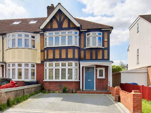 Martin Way, Morden, SM4 4AW 4 bed end of terrace house to rent £2,900 pcm £669 pw